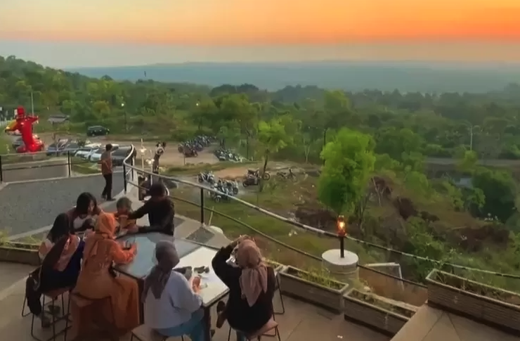 Tebing Cafe Paciran Lamongan, Sensasi Ngopi Sambil Menikmati Hamparan ...